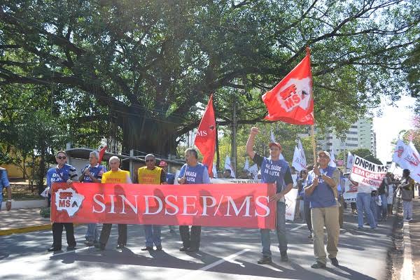 Servidores públicos de 3 sindicatos realizam manifesto na quinta - MS ...