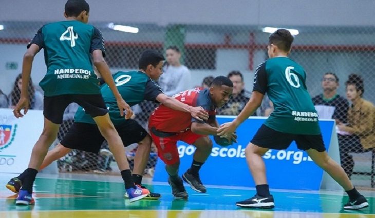 Curso de handebol dá ênfase na organização dos sistemas ofensivo e ...