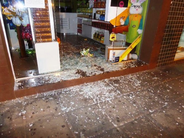 Bandidos invadem e roubam loja de chocolate - MS Notícias