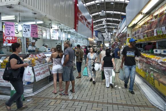 Confiança do consumidor fecha 2016 com queda de 5,8 pontos - MS Notícias